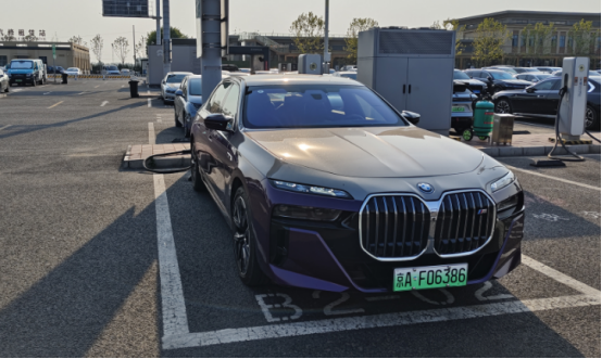 宝马M760Le：豪华与性能的巅峰融合-新华网