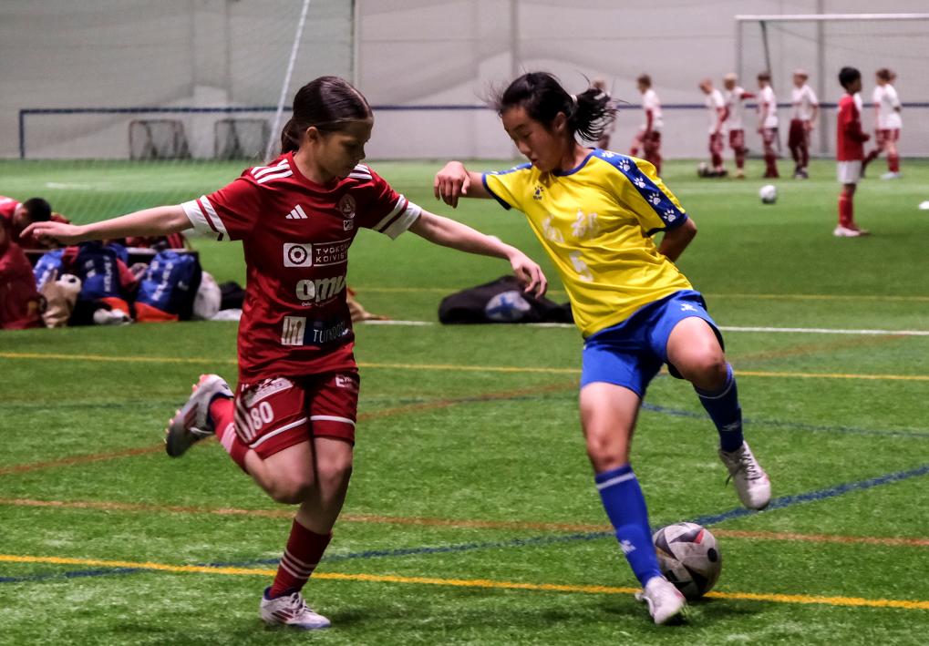 在“圣诞老人故乡”“玩体育”的中国孩子-新华网