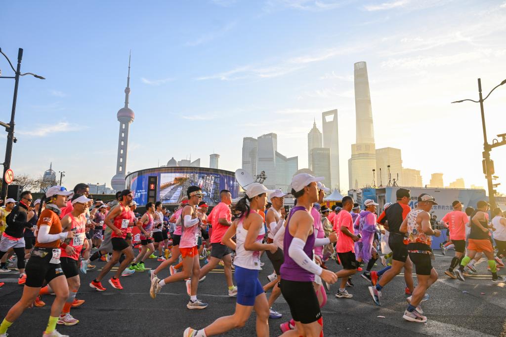 2025上海马拉松科斯盖刷新赛会女子纪录-新华网